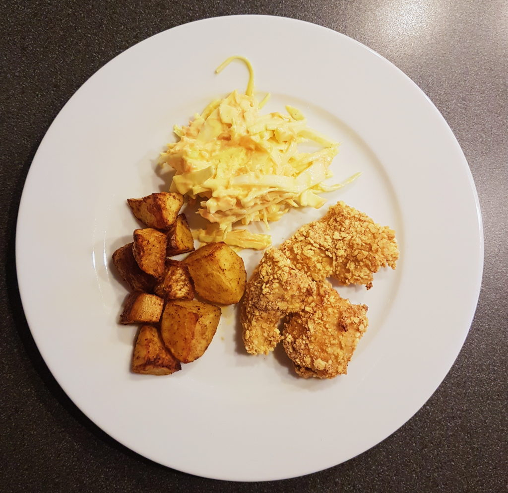 Crispy kylling med coleslaw og ovnkartofler - Sund på budget