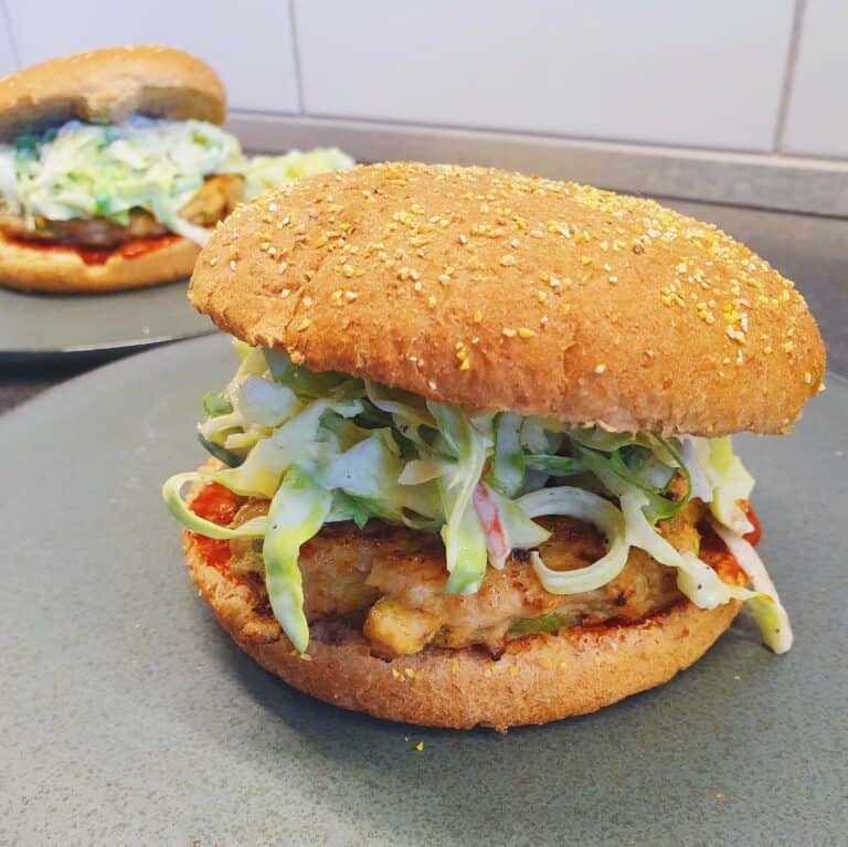 Spicy kyllingeburger med spidskålssalat - Sund på budget