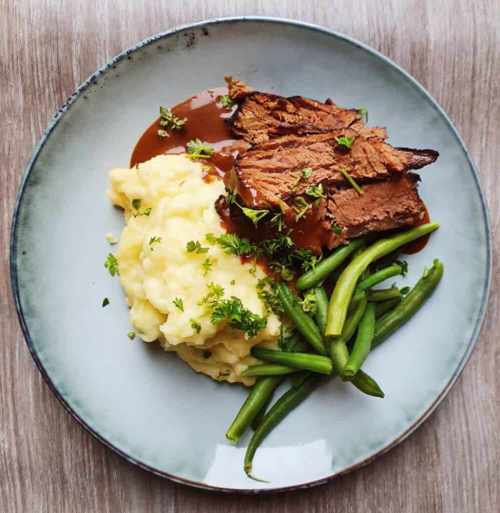 Gæstemad på budget: braiseret oksespidsbryst med rodfrugtmos - Sund på ...