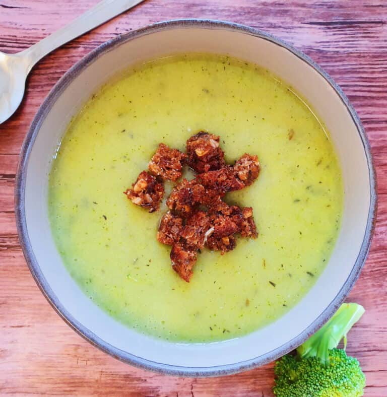 Broccolisuppe med rugbrødscroutoner - Sund på budget