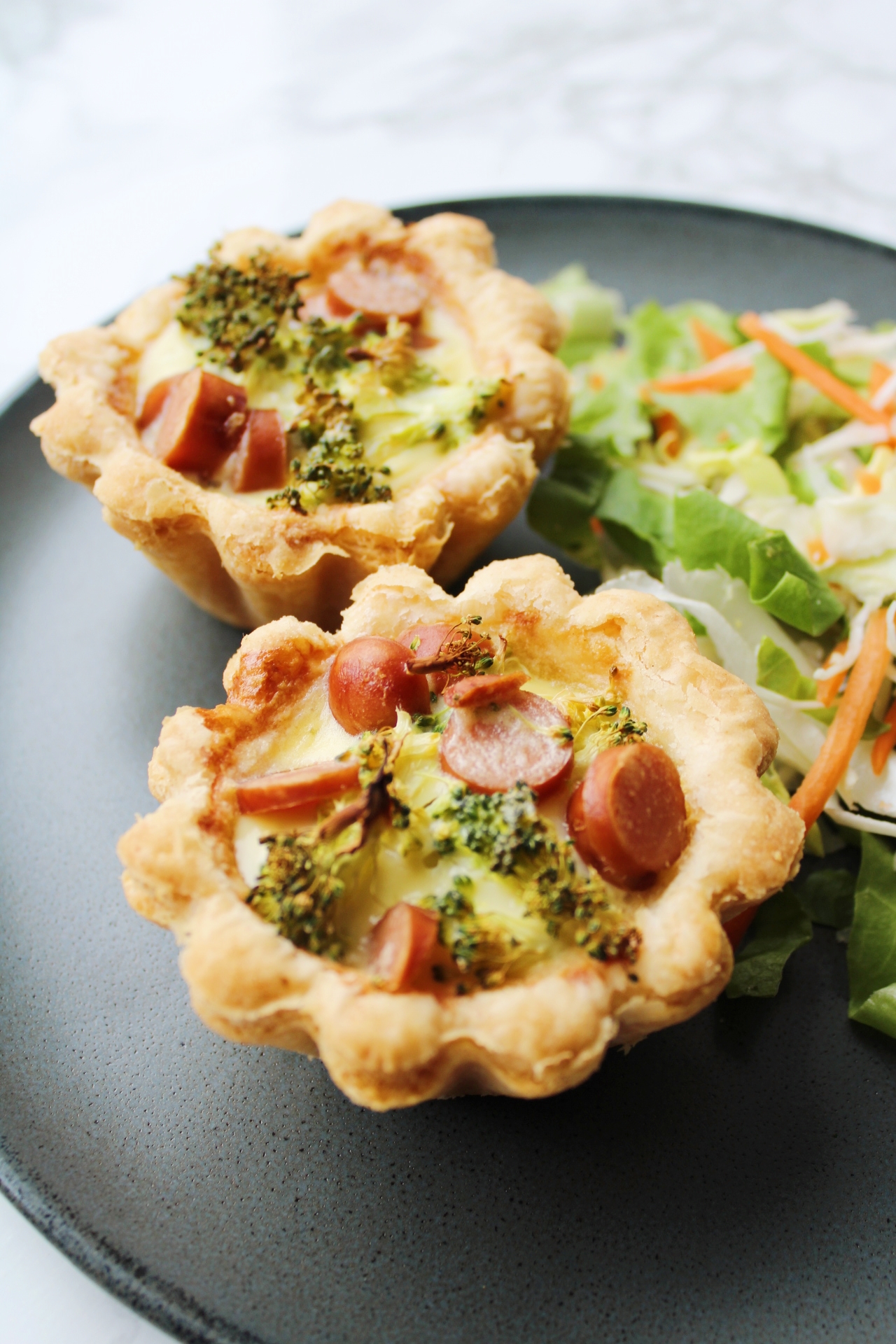 Tartelet-tærter med coctailpølser og broccoli - Sund på budget