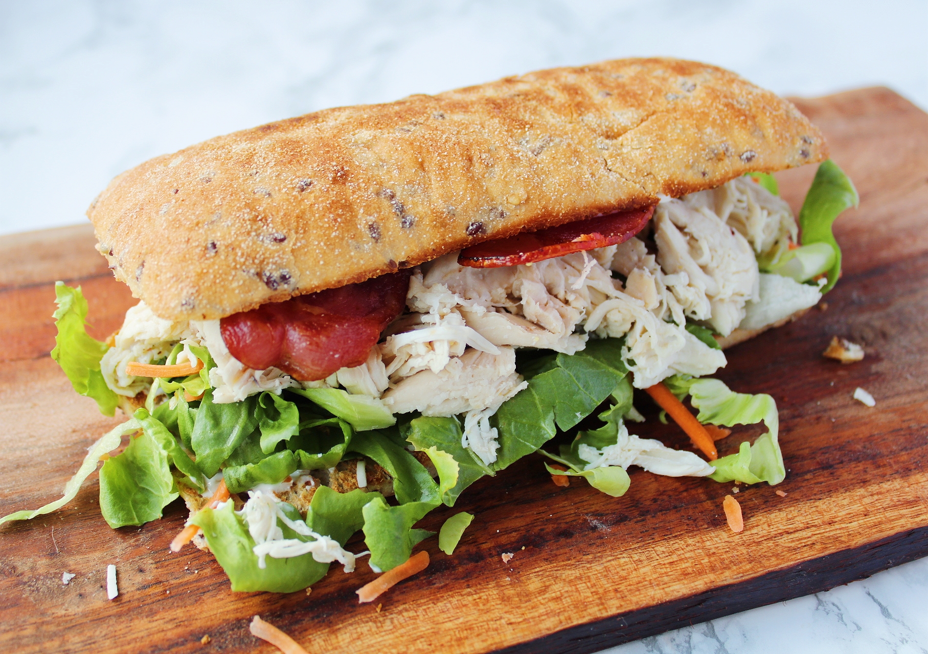 Sandwich med kylling, kalkunbacon og wasabicreme - Sund på budget